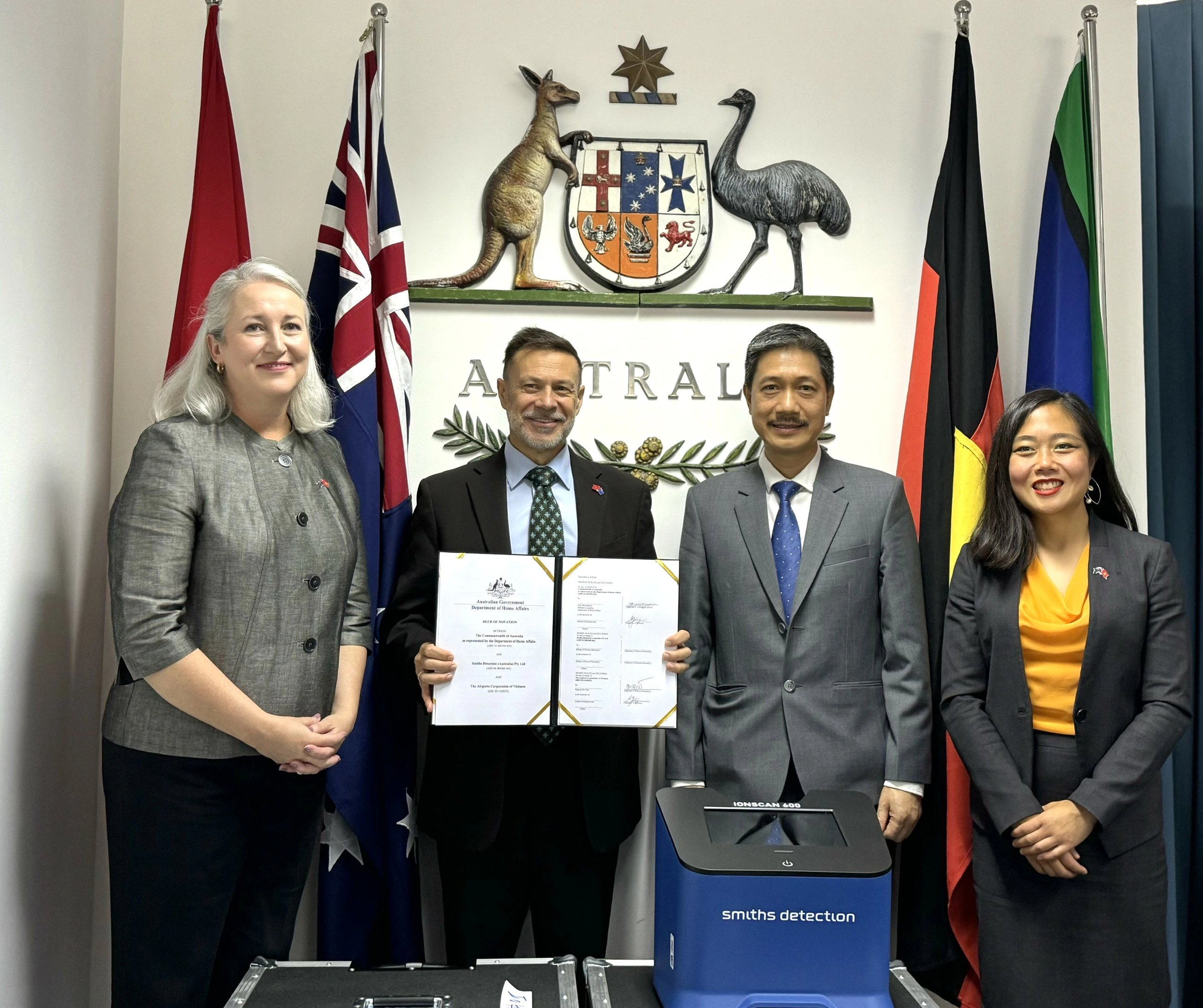 ACV nhận thiết bị kiểm soát an ninh hàng không do Chính phủ Australia ...